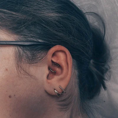 Piercing Daith: Historia, Características y Joyería | VEAN TATTOO